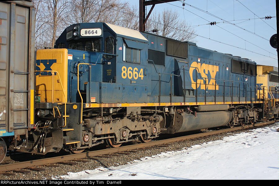 CSX 8664 on Q410
